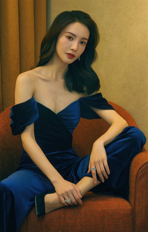名腿网 Celebrity Legs On Twitter 美女金晨穿蓝色低胸丝绒连体裤性感出镜