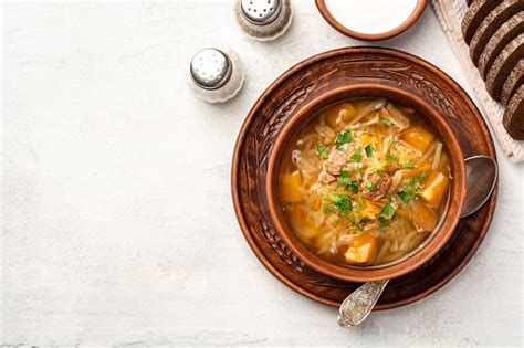 콘크리트 배경에 세라믹 그릇에 순무 Shchi와 전통적인 러시아 양배추 수프 건강한 식생활에 대한 스톡 사진 및 기타 이미지
