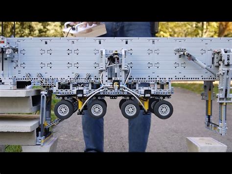 This Amazing Lego Technic Machine Builds Bridges