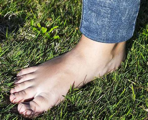 Surprising Health Benefits Of Walking Barefoot On Grass Herzindagi