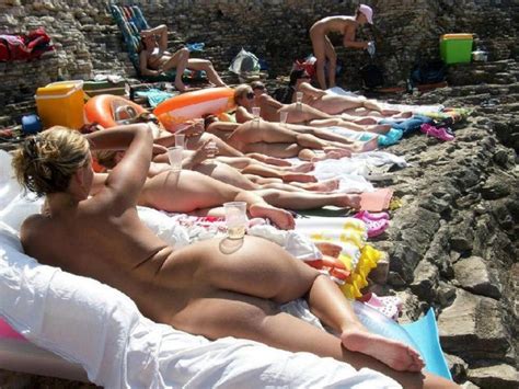 【画像】おっぱい隠さなくてもいい海水浴場の女子がエロすぎてたまらん ポッカキットポッカキット