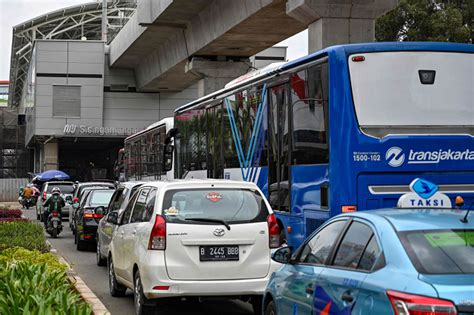 Traffic Choked Jakarta Inaugurates Mass Rapid Transit System