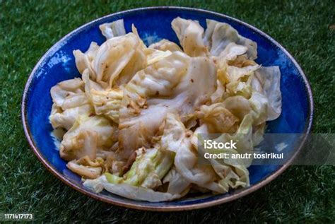 초록잔디 배경의 일본식 그릇에 생선 소스를 곁들인 양배추 튀김 아시아식 수제 음식 컨셉을 따라 저어줍니다 건강한 식생활에 대한 스톡 사진 및 기타 이미지 Istock