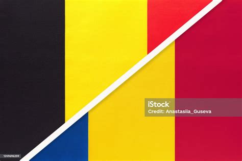 벨기에와 루마니아 섬유에서 두 국기의 상징 유럽 두 국가 간의 챔피언십 Soccer Tournament에 대한 스톡 벡터 아트