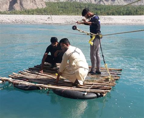گلگت بلتستان کی روایتی کشتی زخ بچے دریا عبور کر کے سکول جاتے ہیں