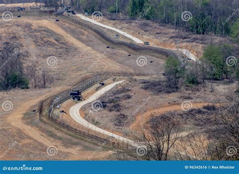 Barrière De Frontière Entre La Corée Du Sud Du Nord Et Photo Stock