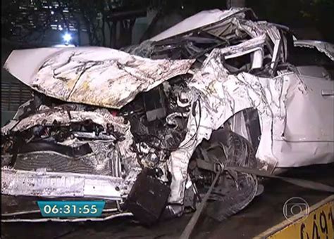 G1 Homem morre e carro fica destruído em acidente no Corredor Norte
