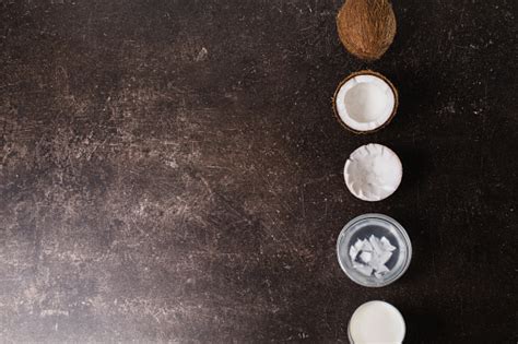 코코넛 크림 코코넛 우유와 어두운 대리석 백그라운드에 기름 이국적인 큰 호두입니다 개인 케어입니다 스파 트리 트 먼 트 갈색에 대한 스톡 사진 및 기타 이미지 Istock