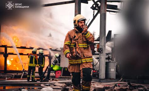 На Київщині третю добу гасять пожежу на промисловому обєкті Вечірній Київ