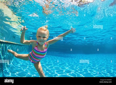 Lustige Portrait Von Kind Schwimmen Lernen Tauchen In Blauen Pool Mit