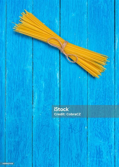 천연 황마 꼬기로 묶인 스파게티 패키지와 빈티지 풍화 파란색 나무 판에 열린 캔 2개 세로 사진 가정 생활에 대한 스톡 사진 및 기타 이미지 Istock