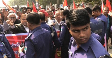 যশোরে রিটার্নিং অফিসারের কার্যালয় অভিমুখে বাম জোটের মিছিল রুখে দিয়েছে পুলিশ