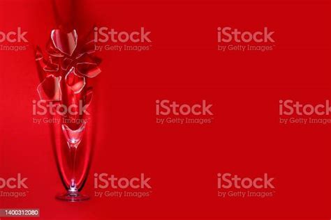 와인 잔이 밝은 빨간색 배경에 싸움 사고 파열의 상징으로 작은 조각으로 부서졌습니다 0명에 대한 스톡 사진 및 기타 이미지 0명 가까운 가리키기 Istock