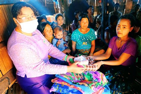မိုင်းတုံမြို့၌ ‌ ဒေသခံပြည်သူများအား အစာအာဟာရနှင့်အဝတ်အထည်များပေးအပ်လ