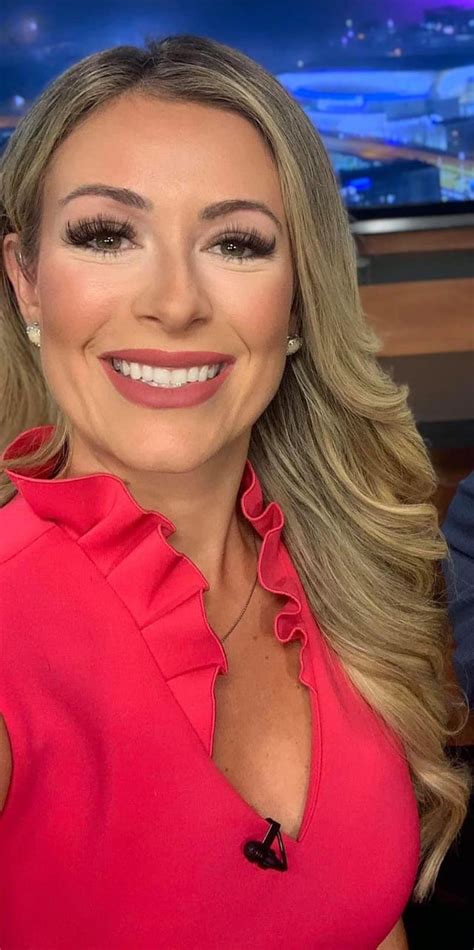 Danielle Avitable Wowt R Hot Reporters