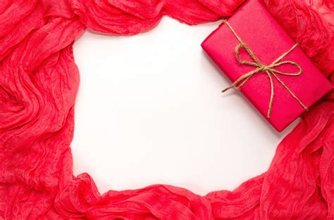 축제 구성 빨간 산호 직물의 부드러운 주름에 핑크 선물 상자 텍스트에 대한 공백이 있는 프레임입니다 인사말 카드 플랫 레이 공휴일에 대한 스톡 사진 및 기타 이미지 Istock