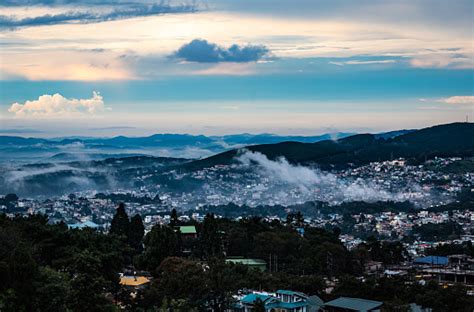 산 꼭대기에서 저녁에 극적인 흐린 하늘이있는 도심 전망 개발에 대한 스톡 사진 및 기타 이미지 개발 건설 산업 건설 현장