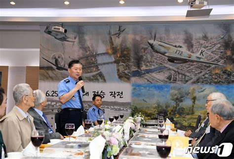 625전쟁 출격 조종사 환영하는 원인철 공군참모총장