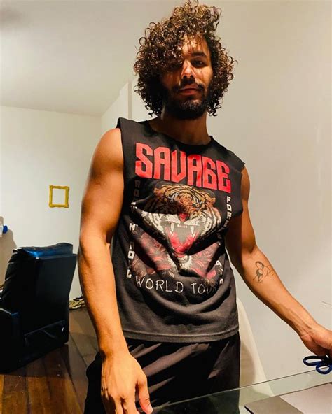 Johnny Massaro surge novo namorado no Festival do Rio após término