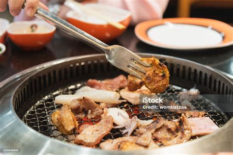 바베큐 또는 일본식 야키니쿠를 위한 그릴에 있는 생 쇠고기와 돼지고기 슬라이스 고급 요리에 대한 스톡 사진 및 기타 이미지 고급 요리 고기 구이 Istock