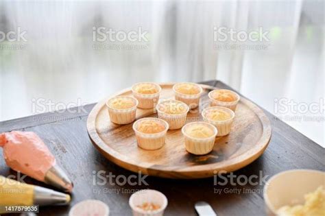 빵집 장비와 크림으로 장식 할 준비가되어있는 컵 케이크 고급에 대한 스톡 사진 및 기타 이미지 고급 달콤한 음식 만들기