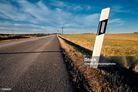 늦은 오후의 햇살 아래 긴 시골 길을 따라 검은 색과 흰색 거리 게시물 1월 독일 프랑코니아 바이에른에서 본 0명에 대한 스톡 사진 및 기타 이미지 Istock