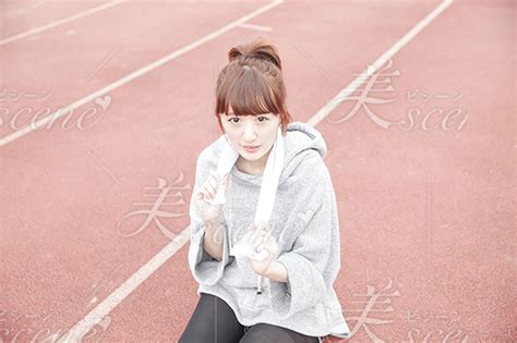 上目遣いで微笑むポニーテールの女性 美人女性モデルの写真素材なら美scene