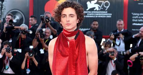 Con atrevido look Timothée Chalamet enciende la alfombra roja del Festival de Cine de Venecia
