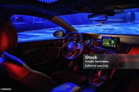 네온 컬러 조명과 야간 도시에 기아 Ceed 2018 자동차의 인테리어 자동차 내부에 대한 스톡 사진 및 기타 이미지 자동차