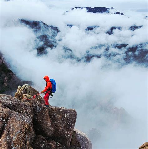 Visit 여기어때⁉️ 🔍울산바위를 볼수있는 최고의 비경 새벽 여명과 일출의 금강산 신선대는 경이롭습니다 📍 화암사 신선대 🅿️ 화암사 주차장 제 1 주차장에서