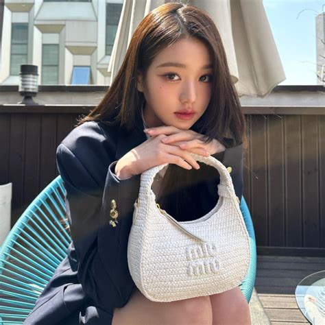 초통령 아이브 장원영 명품브랜드에게 선물 받은 200만원대 신상 미우미우 가방 네이버 블로그