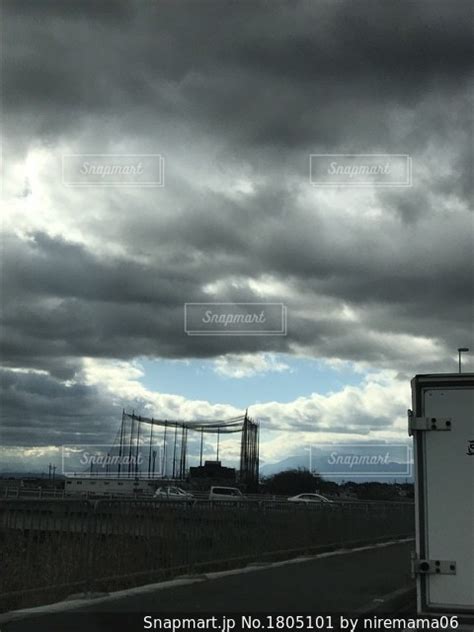 曇りの日に空の雲の写真・画像素材 1805101 Snapmart（スナップマート）