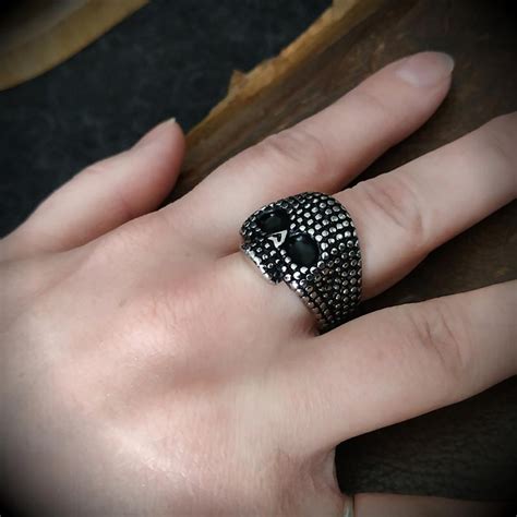 Bague tête de mort glam en acier effet pointillés argentée et noire gothique rock métal