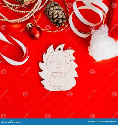 Decoraci N De Madera En El Rbol De Navidad En Un Fondo Rojo Foto De