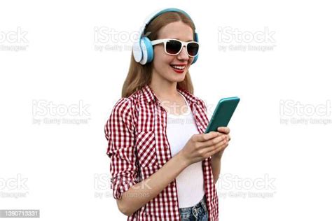 흰색 배경에 고립 된 음악을 듣는 무선 헤드폰에 스마트 폰을 가진 젊은 여성의 초상화 20 29세에 대한 스톡 사진 및 기타 이미지 20 29세 25 29세