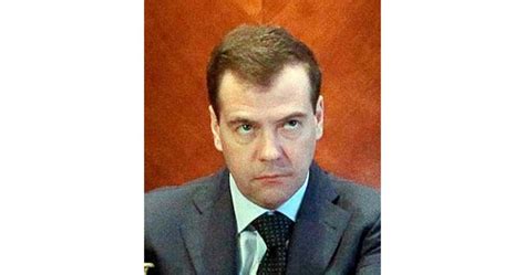 Медведев ограничава правата на Путин