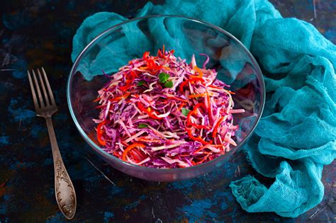 붉은 양배추와 흰 양배추 빈티지 배경에 유리 그릇에 당근 야채 샐러드 양배추 샐러드 건강 한 먹는입니다 0명에 대한 스톡 사진 및 기타 이미지 Istock