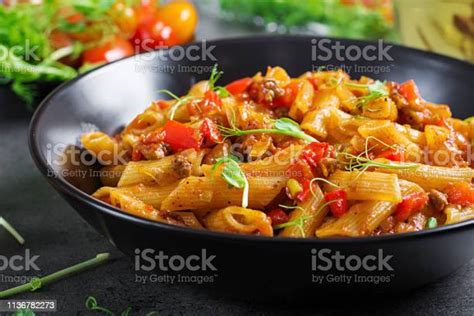 고기 토마토 소스에 펜 네 파스타 어두운 테이블에 완두콩 콩나물 장식 토마토 건강한 식생활에 대한 스톡 사진 및 기타 이미지