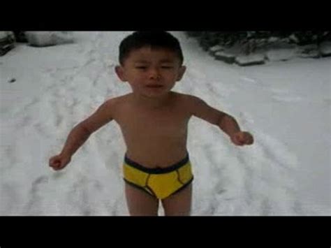 USA un enfant forcé à courir quasi nu dans la neige YouTube