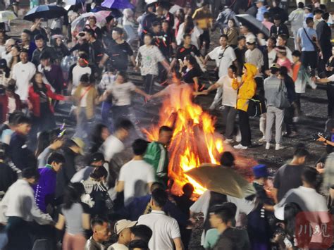 C视频丨第一把火在普格点燃 凉山彝族火把节系列活动启幕 四川在线