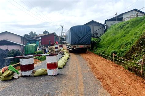 နမ့်ခမ်းမြို့နယ်၊ ဖာလင်ကျေးရွာအတွင်း ဖြတ်သန်းသွားလာနေသည့် နမ့်ခမ်း နမ့