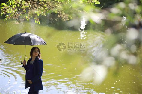 孕妇在公园散步高清图片下载 正版图片506057122 摄图网