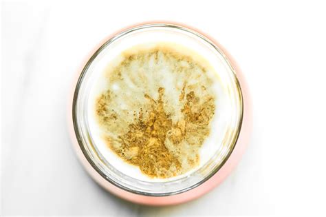 대리석에 놓인 분홍색 접시에 우유 거품이있는 뜨거운 커피의 꼭대기 전망 클로즈업 0명에 대한 스톡 사진 및 기타 이미지 0명