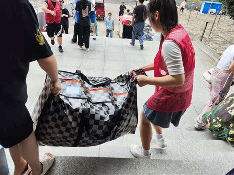 宿舍搬迁显真情 志愿服务暖人心 学生第二党支部组织党员开展志愿服务 医药信息工程学院