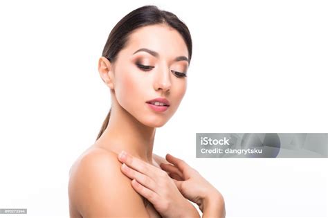 신선한 깨끗 한 피부와 아름 다운 젊은 여 자가 자신의 얼굴을 터치 합니다 얼굴 치료입니다 화장품 아름다움과 스파입니다 건강한 생활방식에 대한 스톡 사진 및 기타 이미지