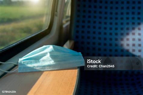 창문 전망과 푸른 좌석 이 열차 버스 지하철 대중 교통 을 빈 사람들은 위생 얼굴 마스크와 함께 새로운 정상적인 사회 멀리