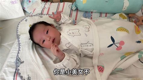 刚出生21的小宝宝，醒了没人玩就哭，妈妈和姥姥一起哄着玩 Youtube