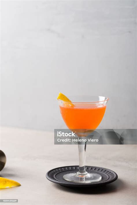 종이 비행기 칵테일 술 버번 위스키 아마로 아페롤 레몬 주스 종이 비행기에 대한 스톡 사진 및 기타 이미지 종이 비행기 칵테일 버번 위스키 Istock