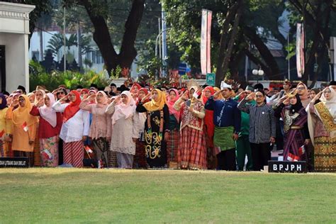 Pakaian Adat Nusantara Warnai Peringatan HUT 78 Kemerdekaan Di Kantor