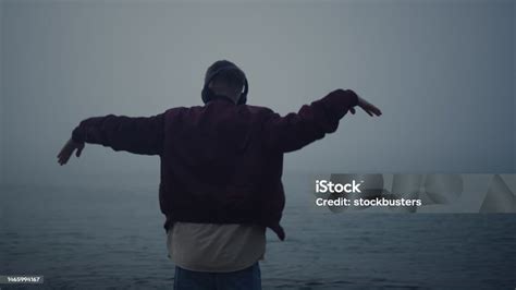 안개가 자욱한 해변에서 헤드폰을 춤추는 활동적인 남자 손으로 댄스 웨이브를 만드는 남자 후면에 대한 스톡 사진 및 기타 이미지 후면 남성 남자 Istock